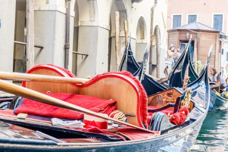 Venice: Traditional Shared Gondola Ride - Authenticity and Crowd Control