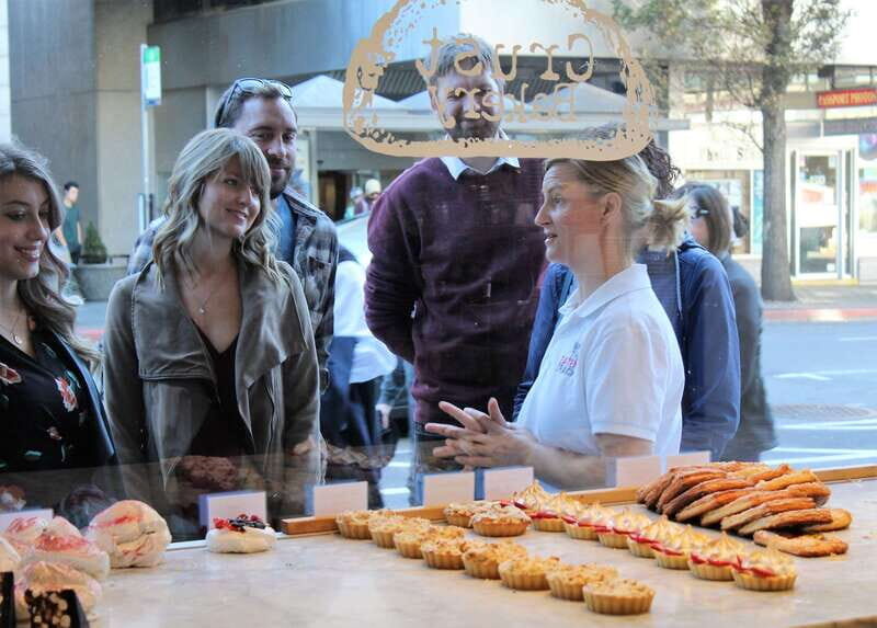 Victoria: Downtown Food and City Tour - The Guide: Knowledge and Hospitality