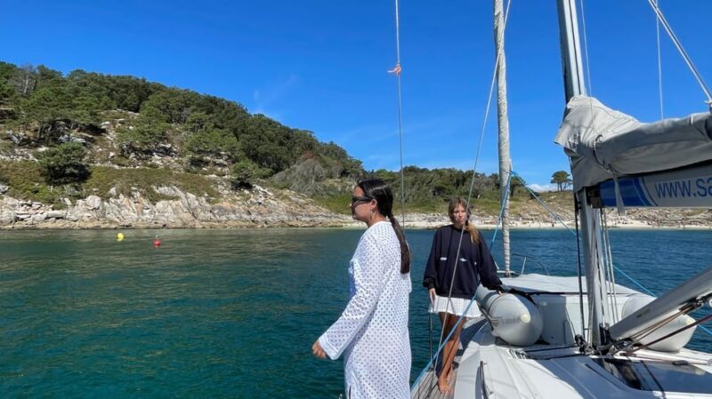 Vigo: Cíes Islands Sailboat Excursion with Skipper - Key Points