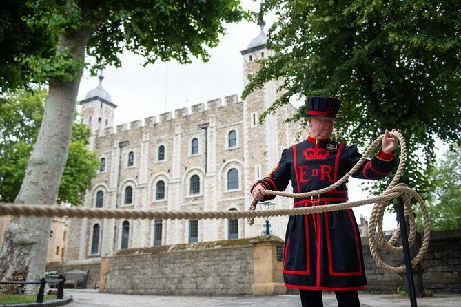 VIP Tower of London and Crown Jewels Tour with Private Beefeater Meet & Greet - Key Points