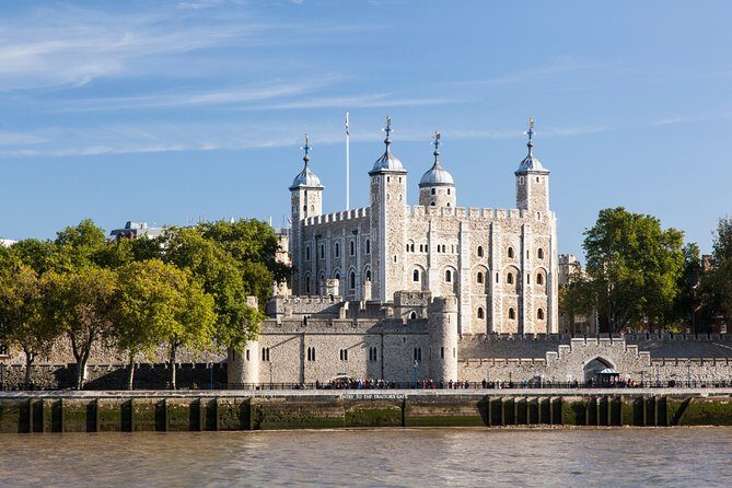 VIP Tower of London and Crown Jewels Tour with Private Beefeater Meet & Greet - The Sum Up