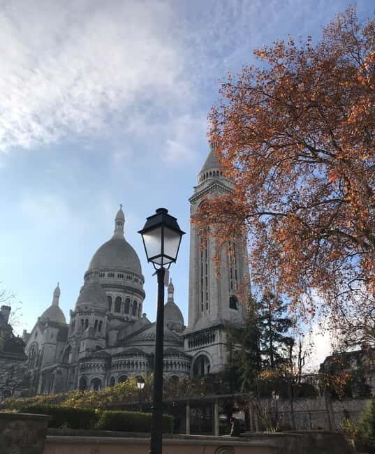 Visit the Montmartre district in Italian with a local guide - Key Points  