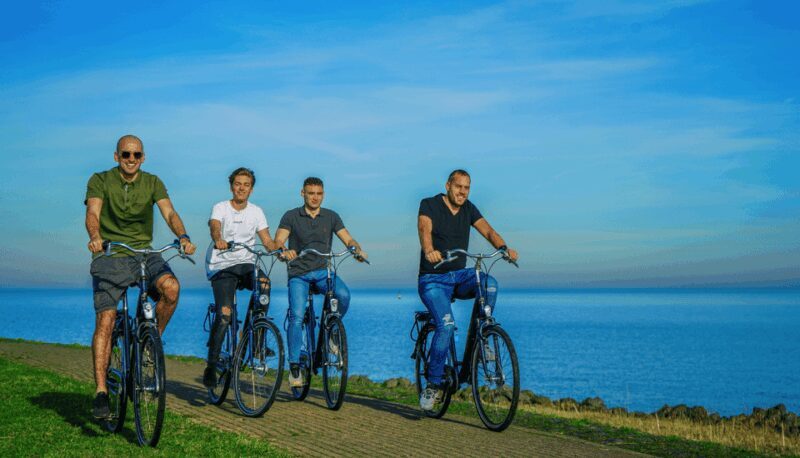 Volendam: Bike Rental including Highlights-Routes - Discovering the Charm of the Dutch Countryside on Two Wheels