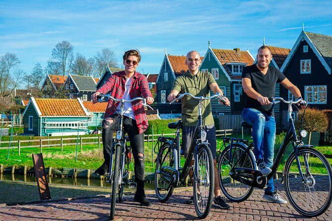 Volendam: E-bike rental with suggested countryside- and fisherman village route - Key Points