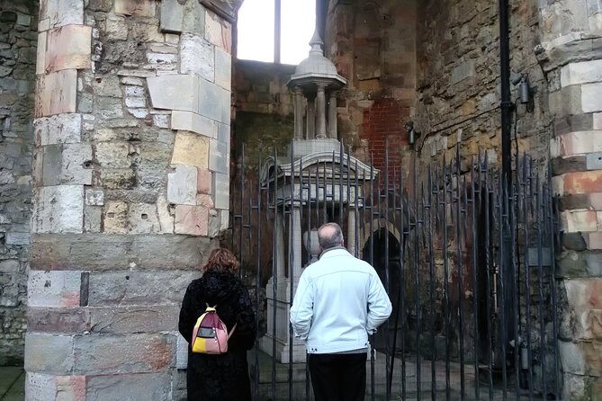 Walk the Secrets of the Titanic: Private Tour - The Final Stop: The Grape and a Local Pint