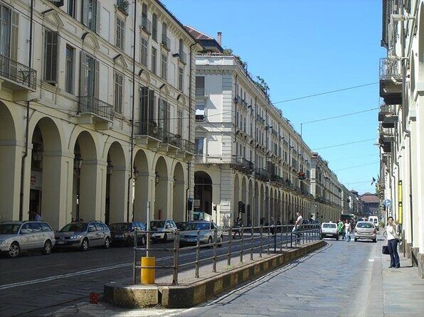 Walking Tour in small groups in English - Key Points