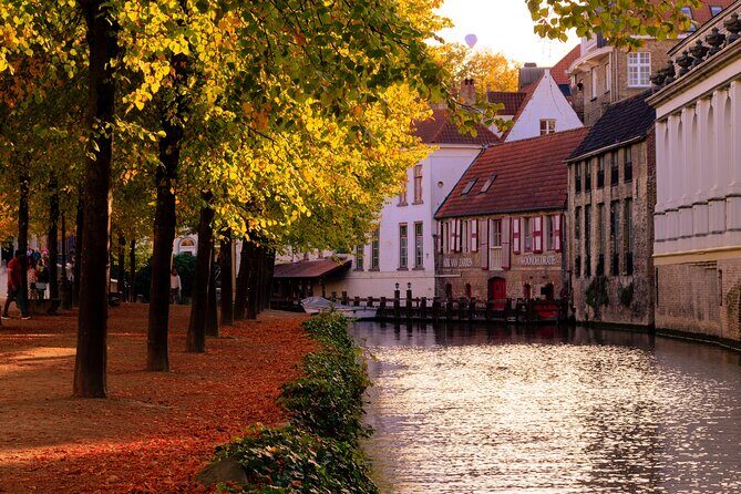 Walking tour of Bruges with boat option and/or beer tasting - Political Center and Chocolate Delight