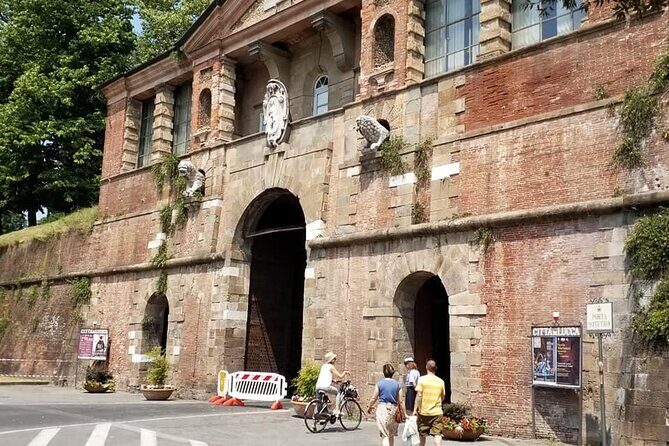 Walking tour of Lucca and its walls - Exploring Lucca’s Walls and Gates: What to Expect