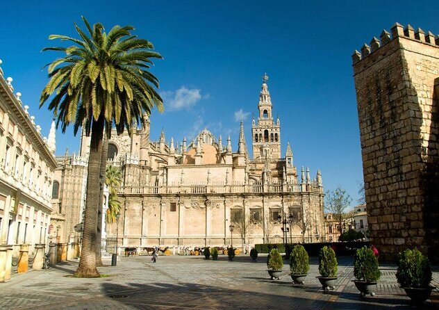 Walking tour through the old Jewish quarter of Santa Cruz. - Discover Seville’s Jewish Quarter: A Guide to the Walking Tour of Santa Cruz