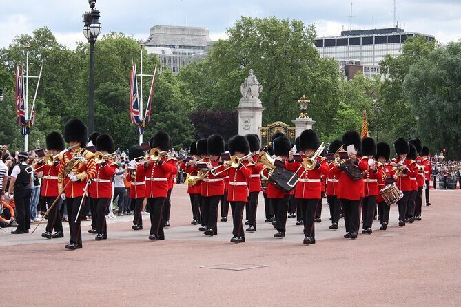 Westminster Small Group Guided Tour with Changing of the Guard - An Introduction to the Tour Experience