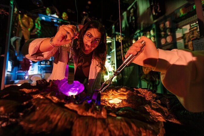 Wt Workshop Unleashed Tour - Mandarin Speaking Guide - An Introduction to the Weta Workshop Unleashed Tour