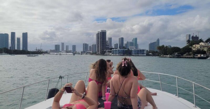 Yacht cruise Biscayne Bay, Miami Beach and Sand bar. 42Ft - Key Points