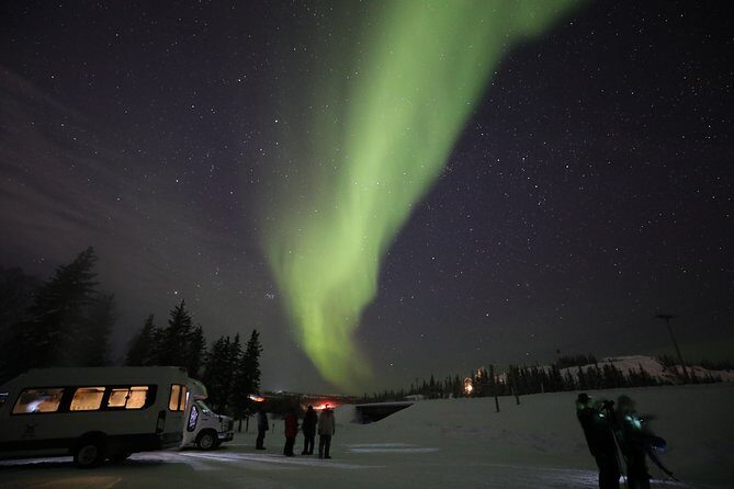 Yellowknife Tours - Aurora by bus - An In-Depth Look at the Aurora by Bus Experience